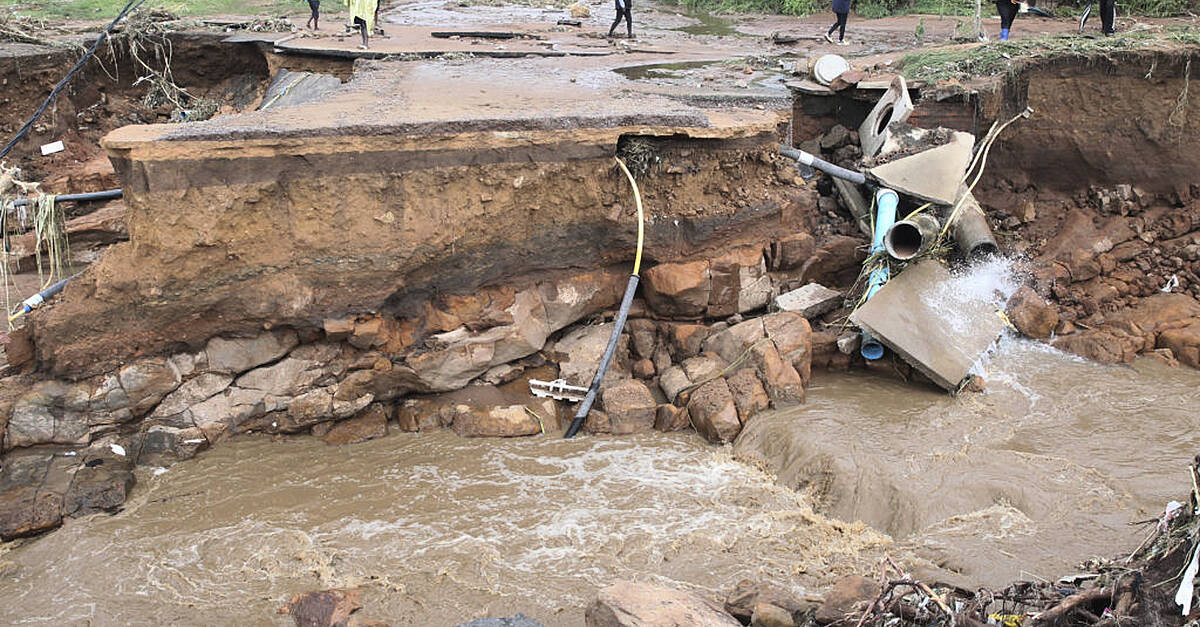 Floods in South Africa’s Durban area kill more than 300 Floods in South Africa’s Durban area kill more than 300