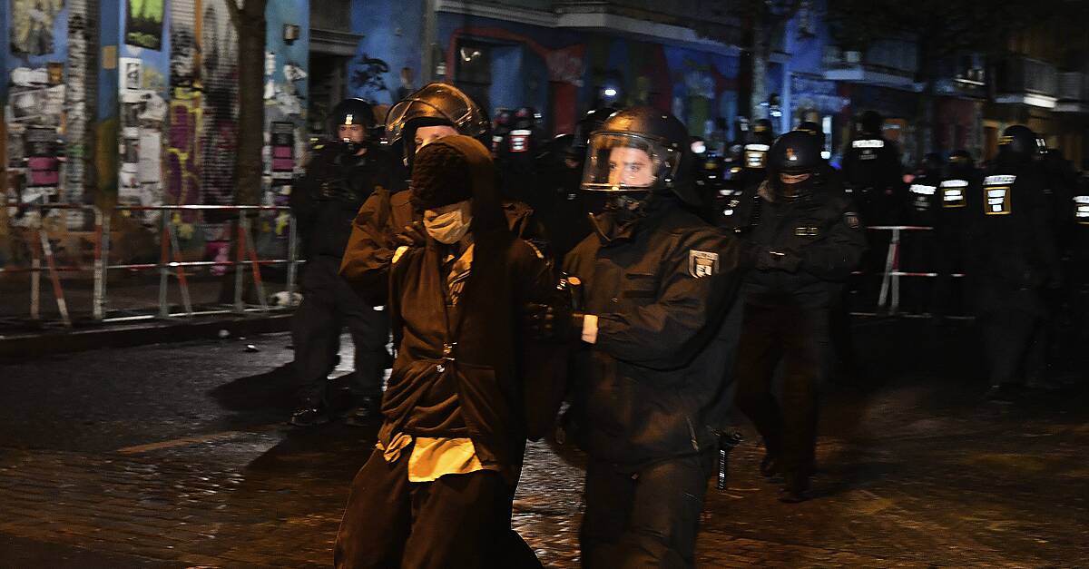 German police clear out infamous Berlin squatters’ building German police clear out infamous Berlin squatters’ building