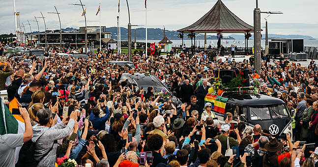 Sinéad O’Connor: Thousands gather in Bray for “last goodbye” | Hotpress Sinéad O’Connor: Thousands gather in Bray for “last goodbye” | Hotpress